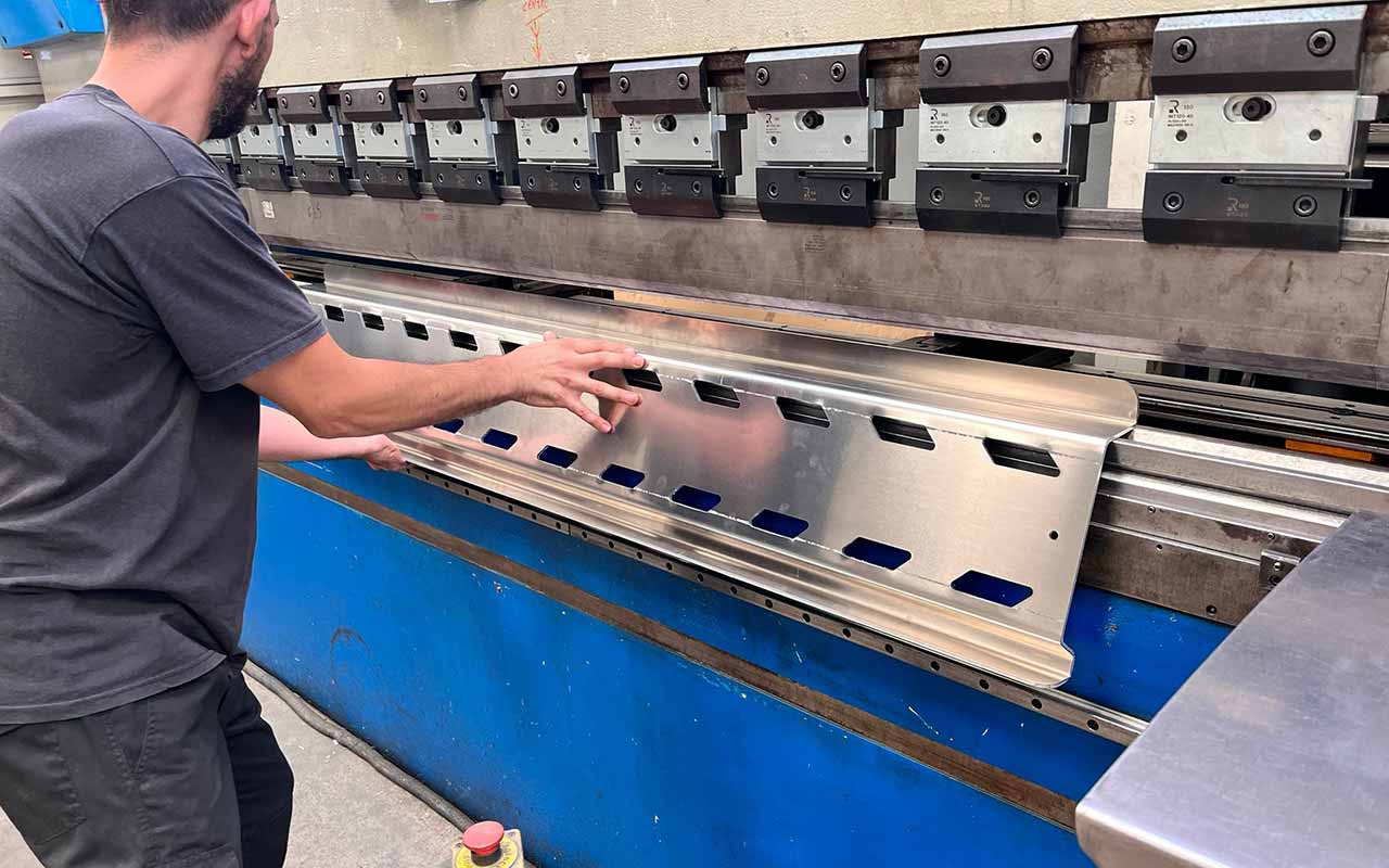 Plegado de chapa industrial a medida con acabado perfecto | Ribaforja